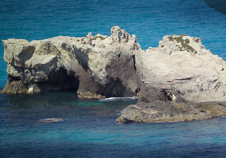 Si tuffa in mare e sbatte la testa sugli scogli, 25enne in gravissime ...